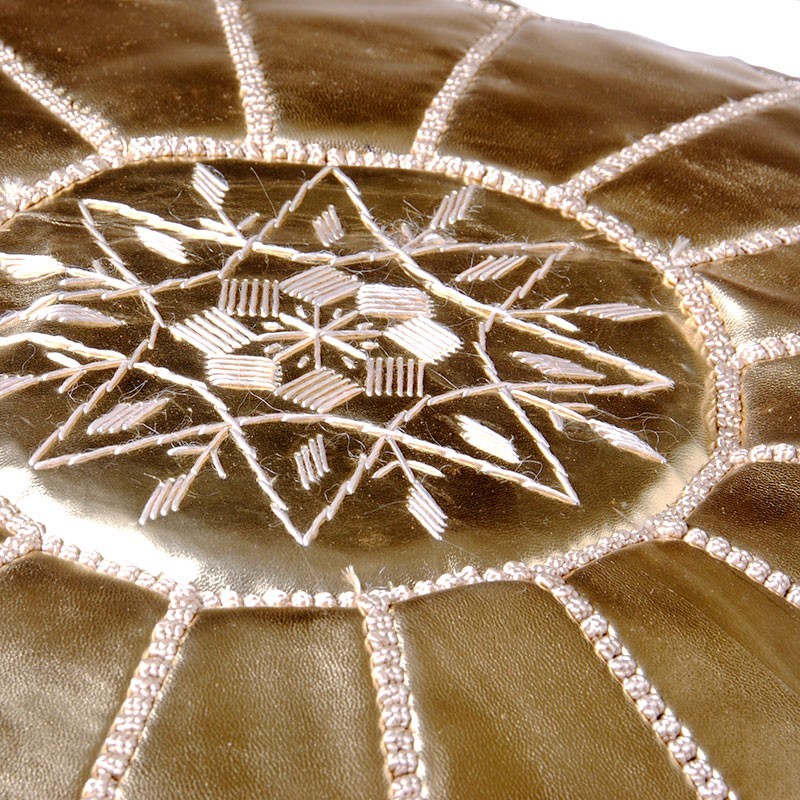Puff de cuero dorado con bordados | artesania-marroqui.com
